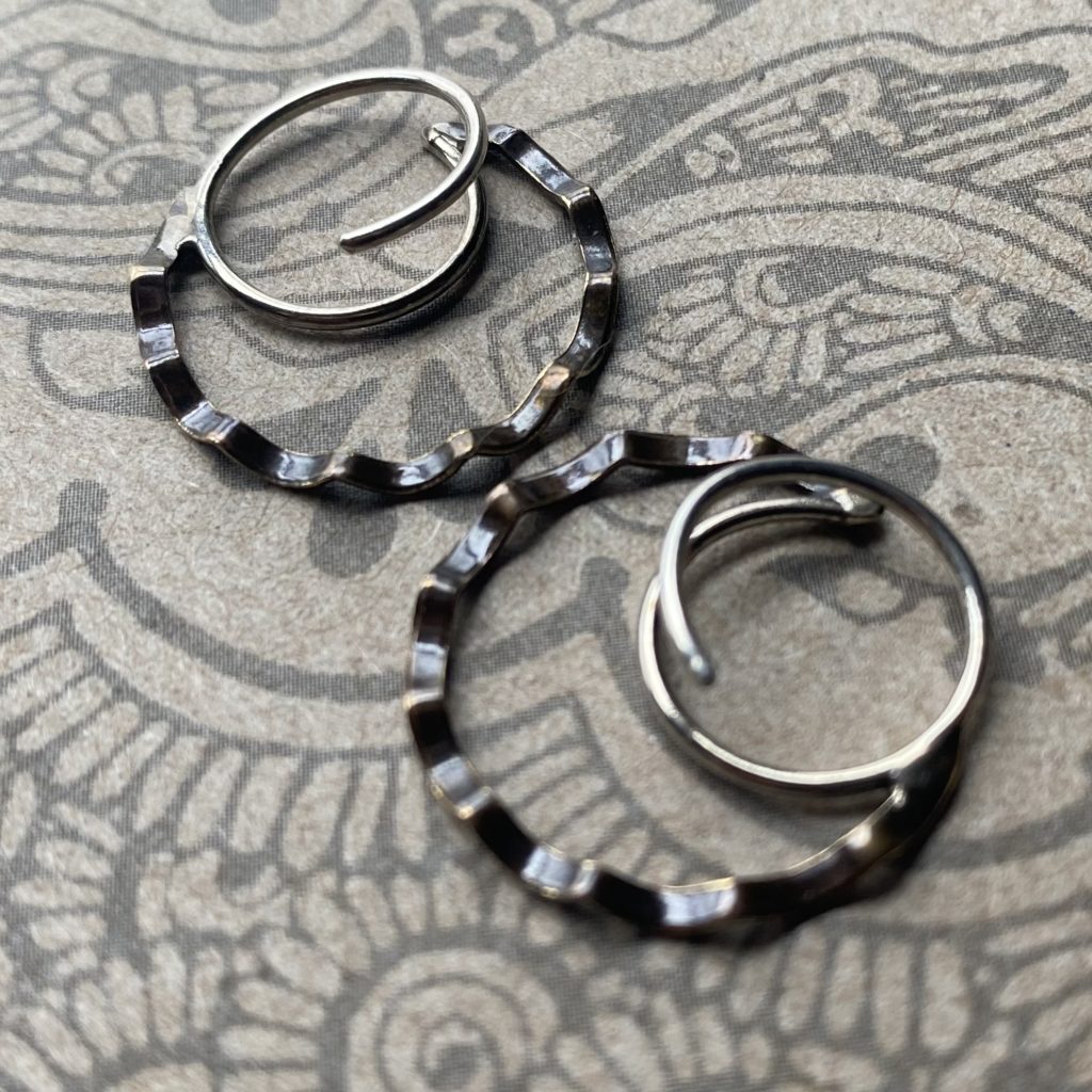 SALE Corrugated brass blade hoop earrings – DiscoMedusa